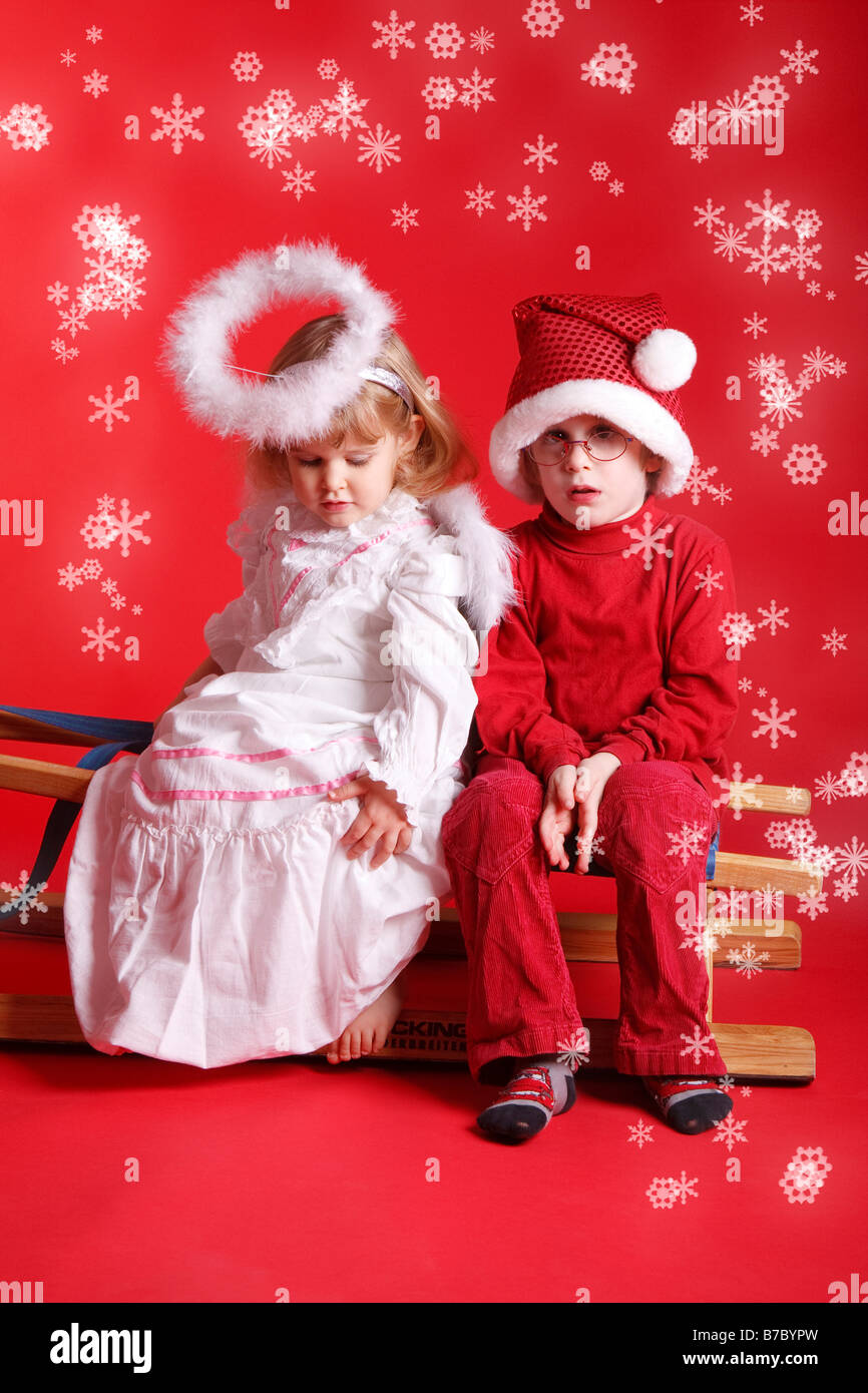 Red santa claus sitzen schlitten kind -Fotos und -Bildmaterial in hoher ...