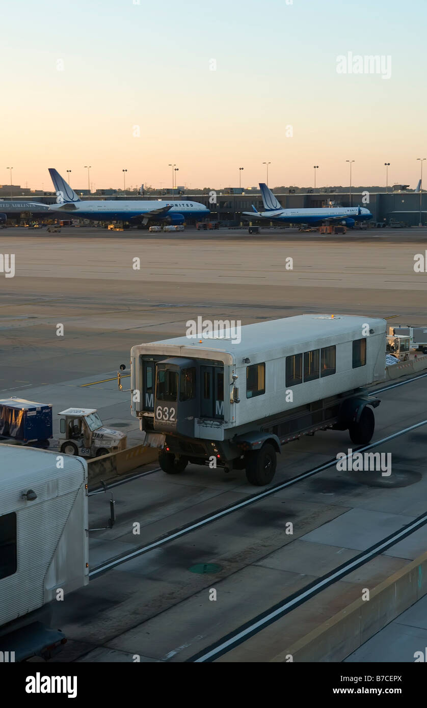 Shuttle bus terminal airport -Fotos und -Bildmaterial in hoher ...