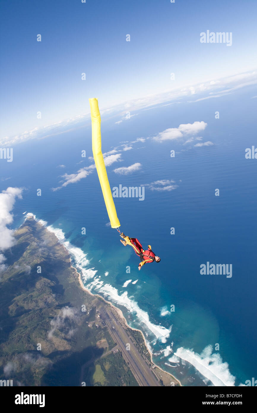 Fallschirmsprung mit bunten schlauch aus dem flugzeug -Fotos und ...