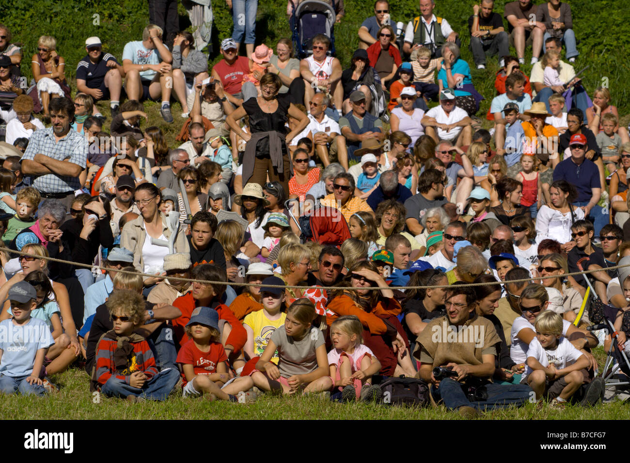 Publikum im freien sitzend -Fotos und -Bildmaterial in hoher Auflösung ...
