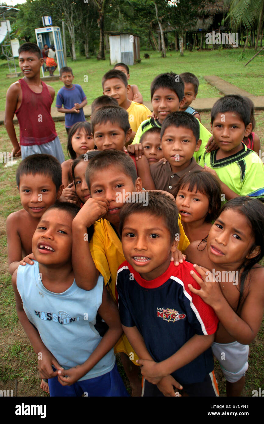 Gruppe von Kindern der Embera Indianer in Pavarando auf den Sambu River ...