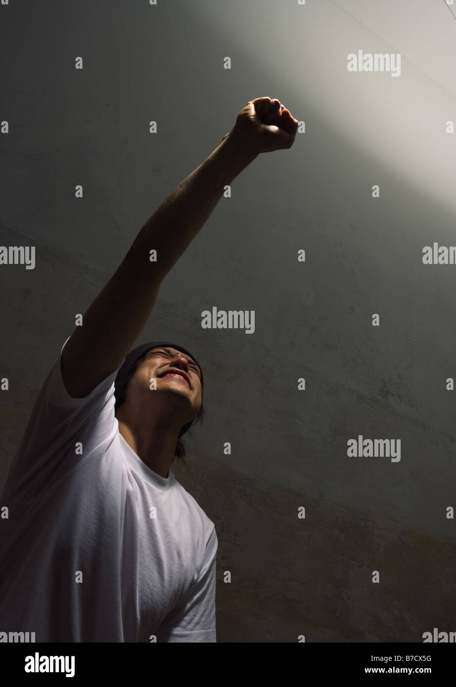 Mann macht eine faust -Fotos und -Bildmaterial in hoher Auflösung – Alamy