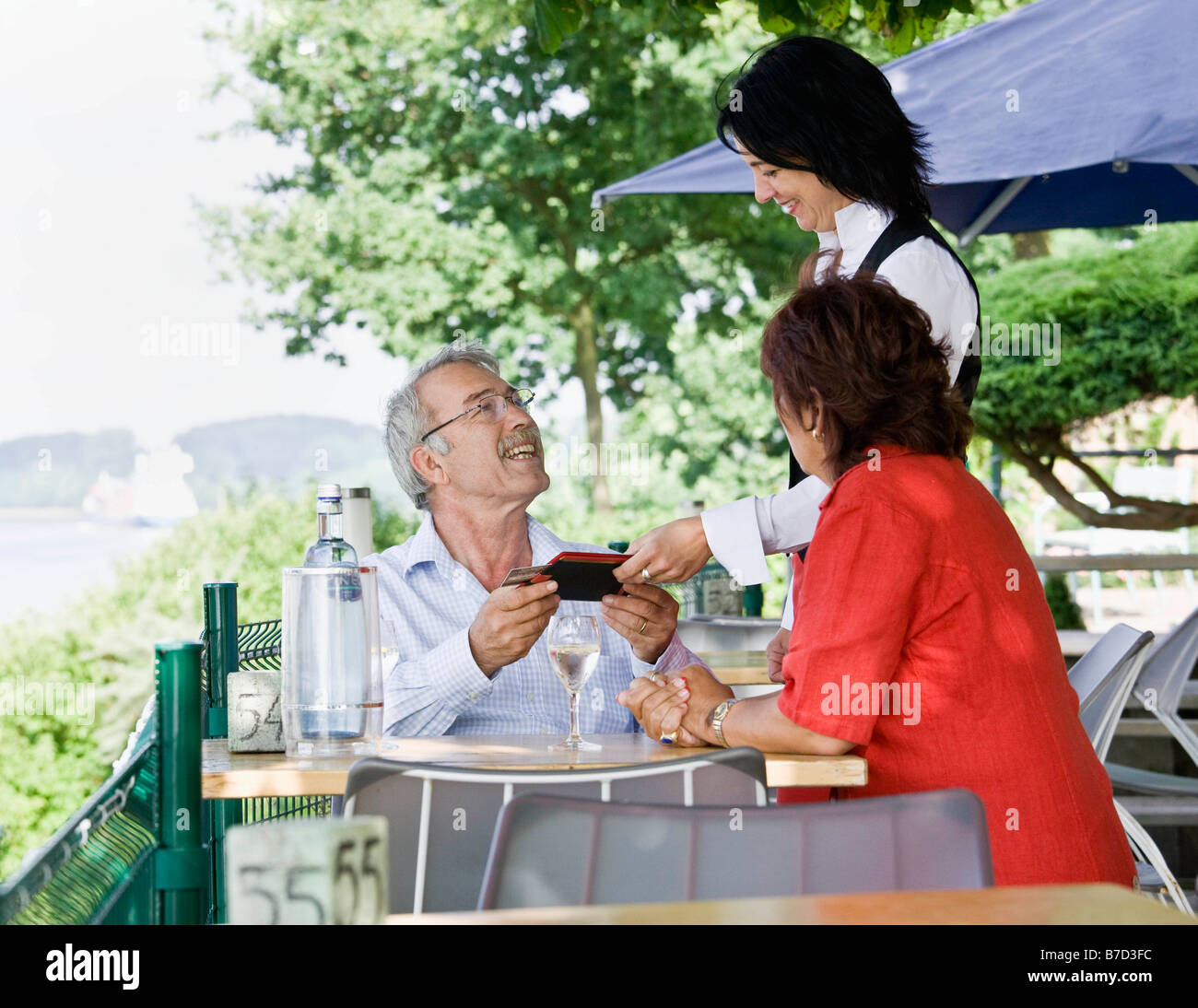 Kellnerin, die Rechnung an den Tisch zu bringen Stockfotografie - Alamy