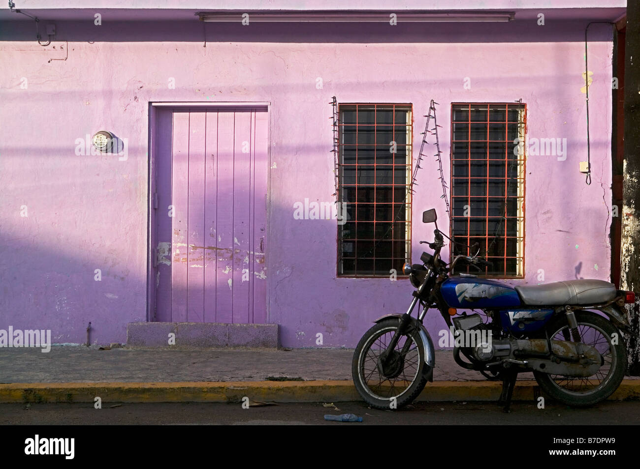 Lila motorrad -Fotos und -Bildmaterial in hoher Auflösung – Alamy
