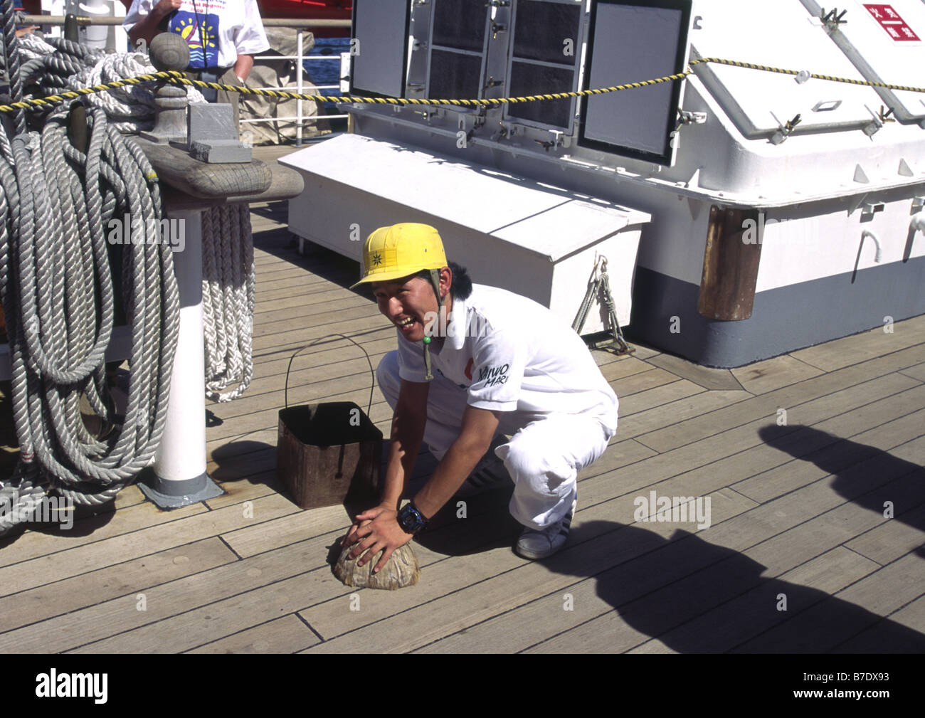 Schrubben das Deck der Großsegler Kaiwo Maru Stockfotografie - Alamy