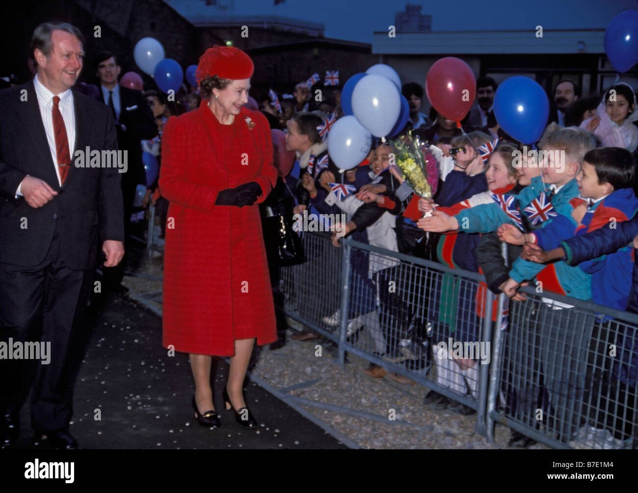 Königin elizabeth lächelnd -Fotos und -Bildmaterial in hoher Auflösung ...