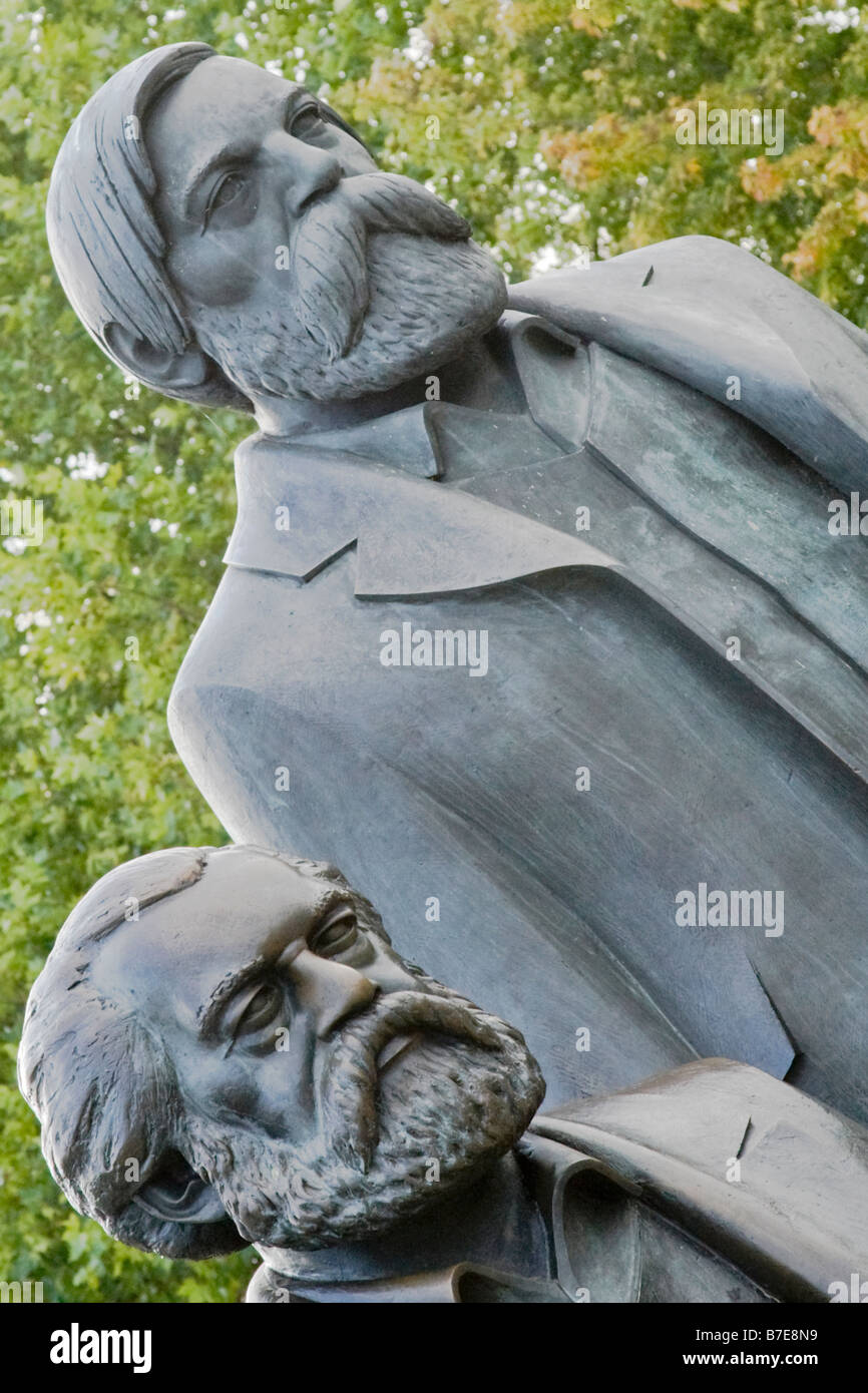 Statue von marx und engels -Fotos und -Bildmaterial in hoher Auflösung ...