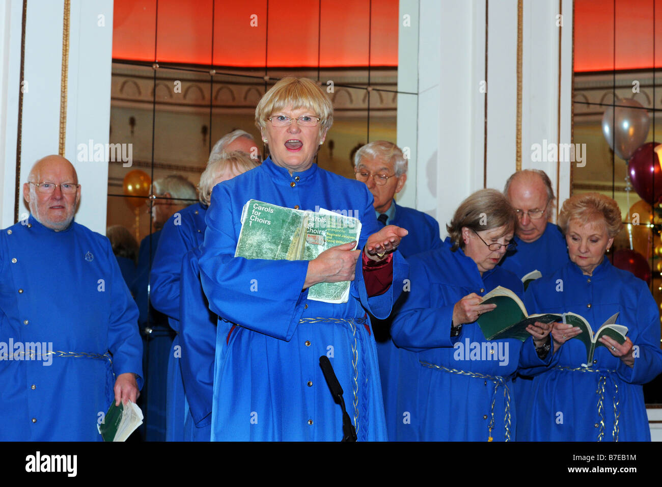 Chor singen singen weihnachtslieder -Fotos und -Bildmaterial in hoher ...