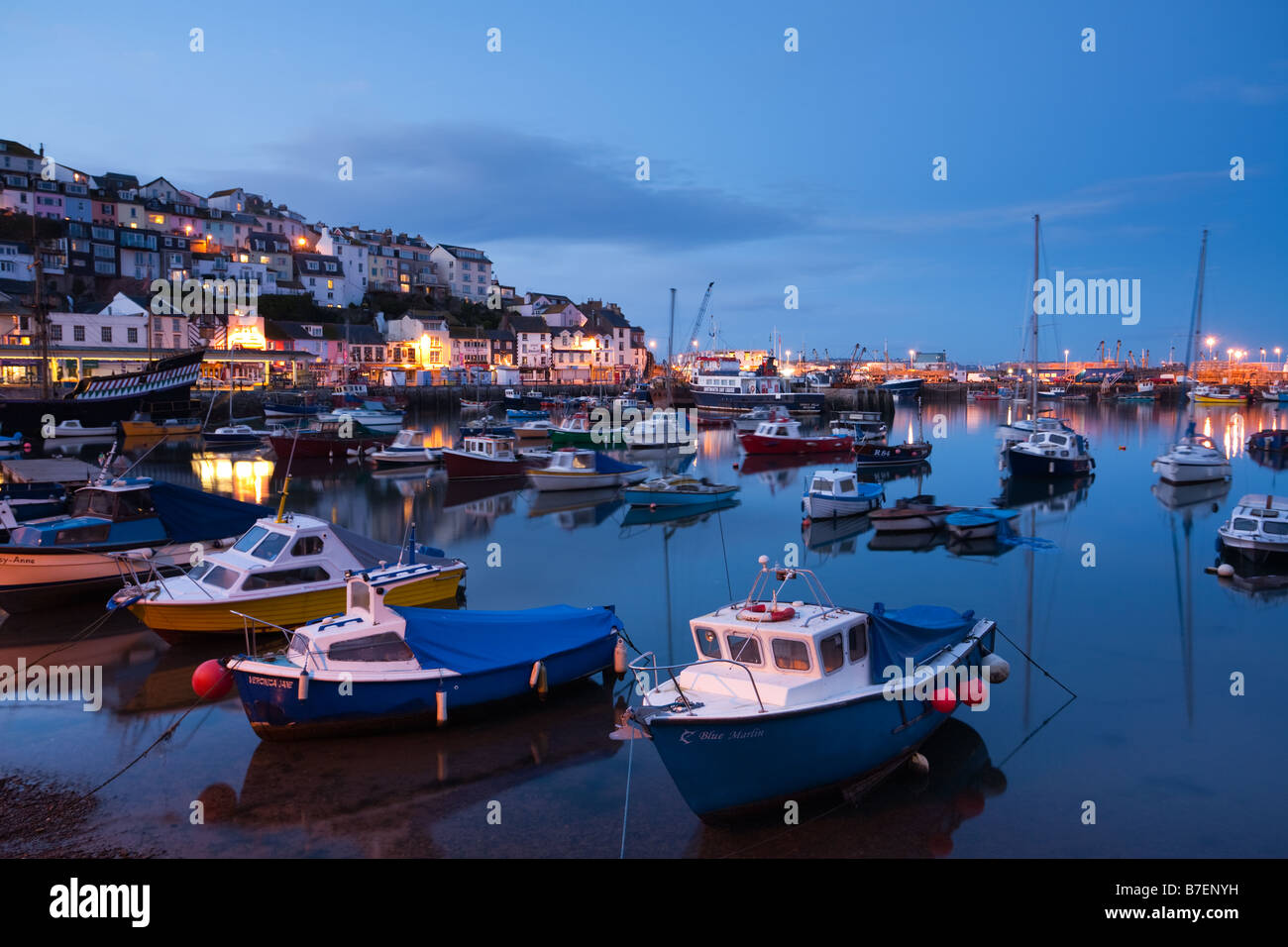 Brixham harbour at night -Fotos und -Bildmaterial in hoher Auflösung ...