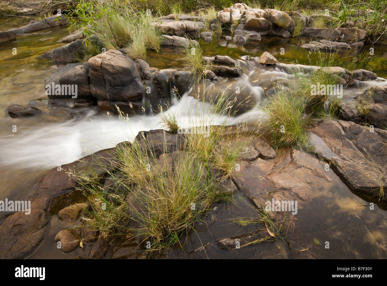 Wasser fließt sanft über die Felsen von Maguk Falls im Kakadu National ...