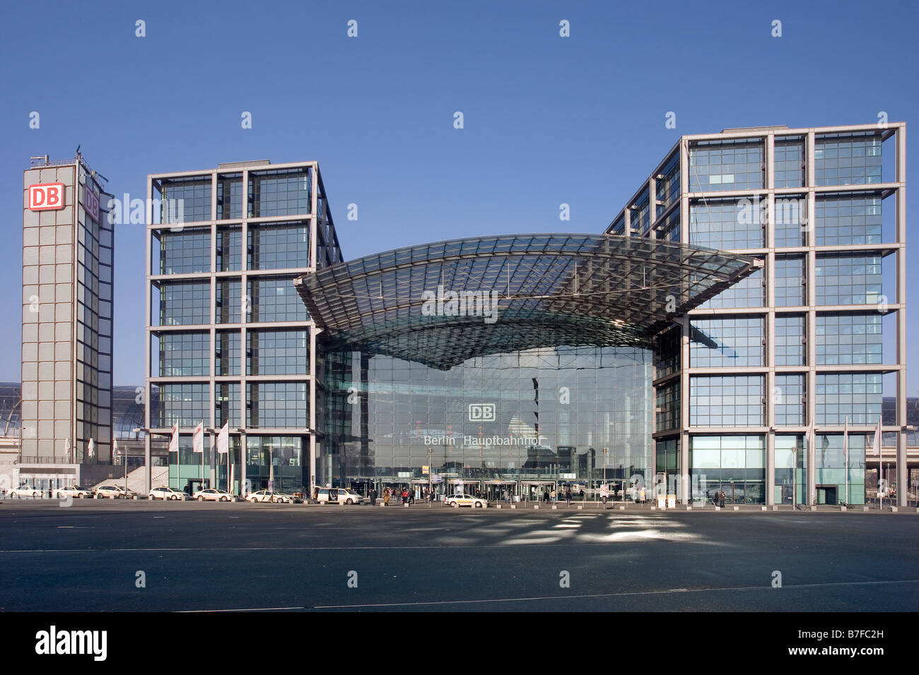 Zug berlin bahnhof -Fotos und -Bildmaterial in hoher Auflösung – Alamy