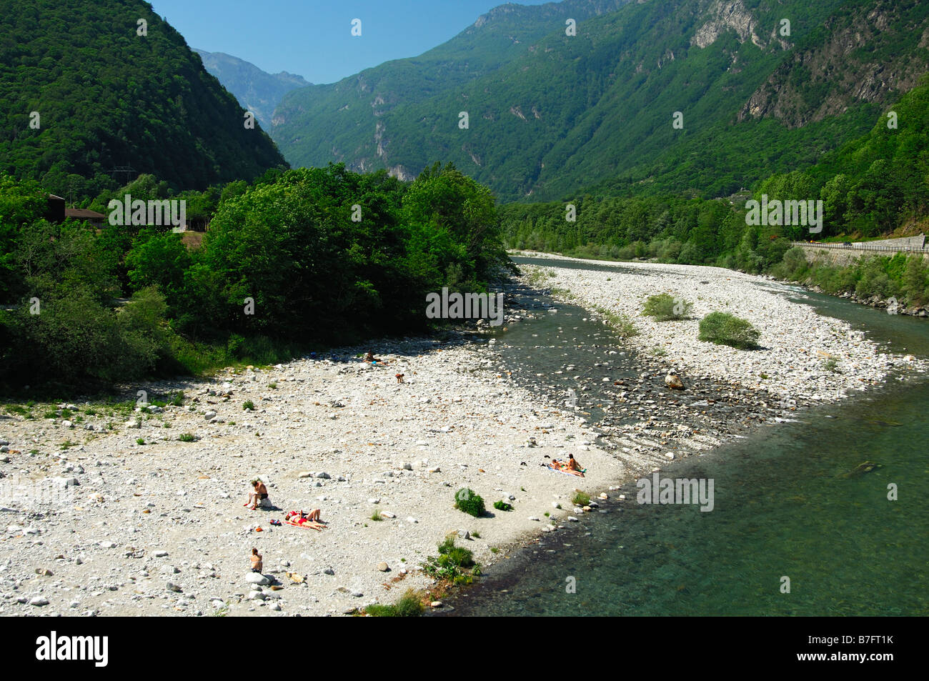 Natürliche Flussbett, Maggia Fluss in der Nähe der Gemeinde Lodano ...