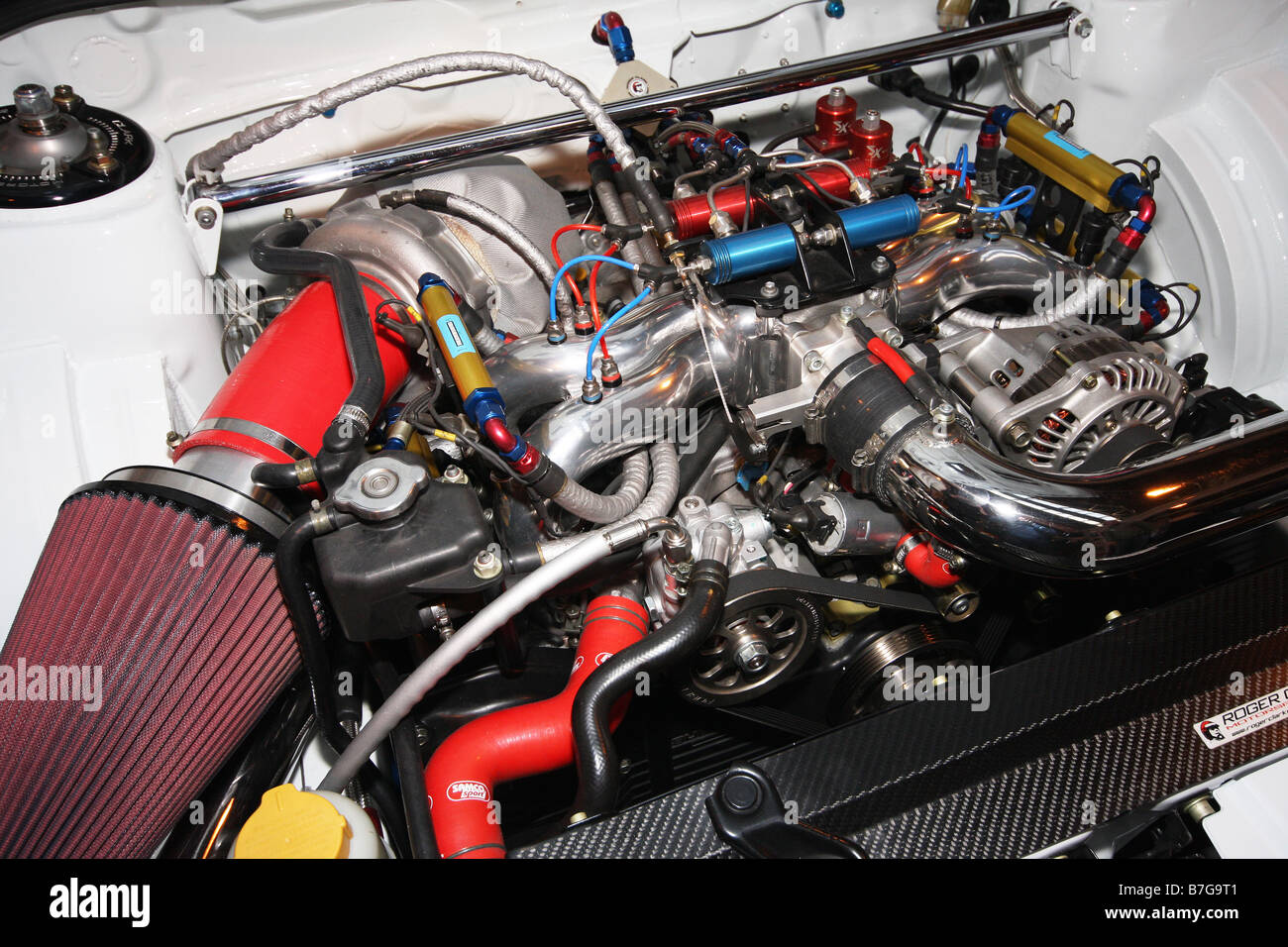 Motorraum auf modernen high Perfomance Auto mit Turbo und Concourse ...
