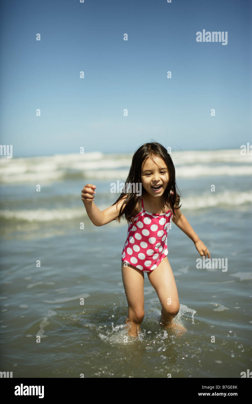 Fünf Jahre Altes Mädchen Spielt Im Seichten Wasser Am Himatangi Beach