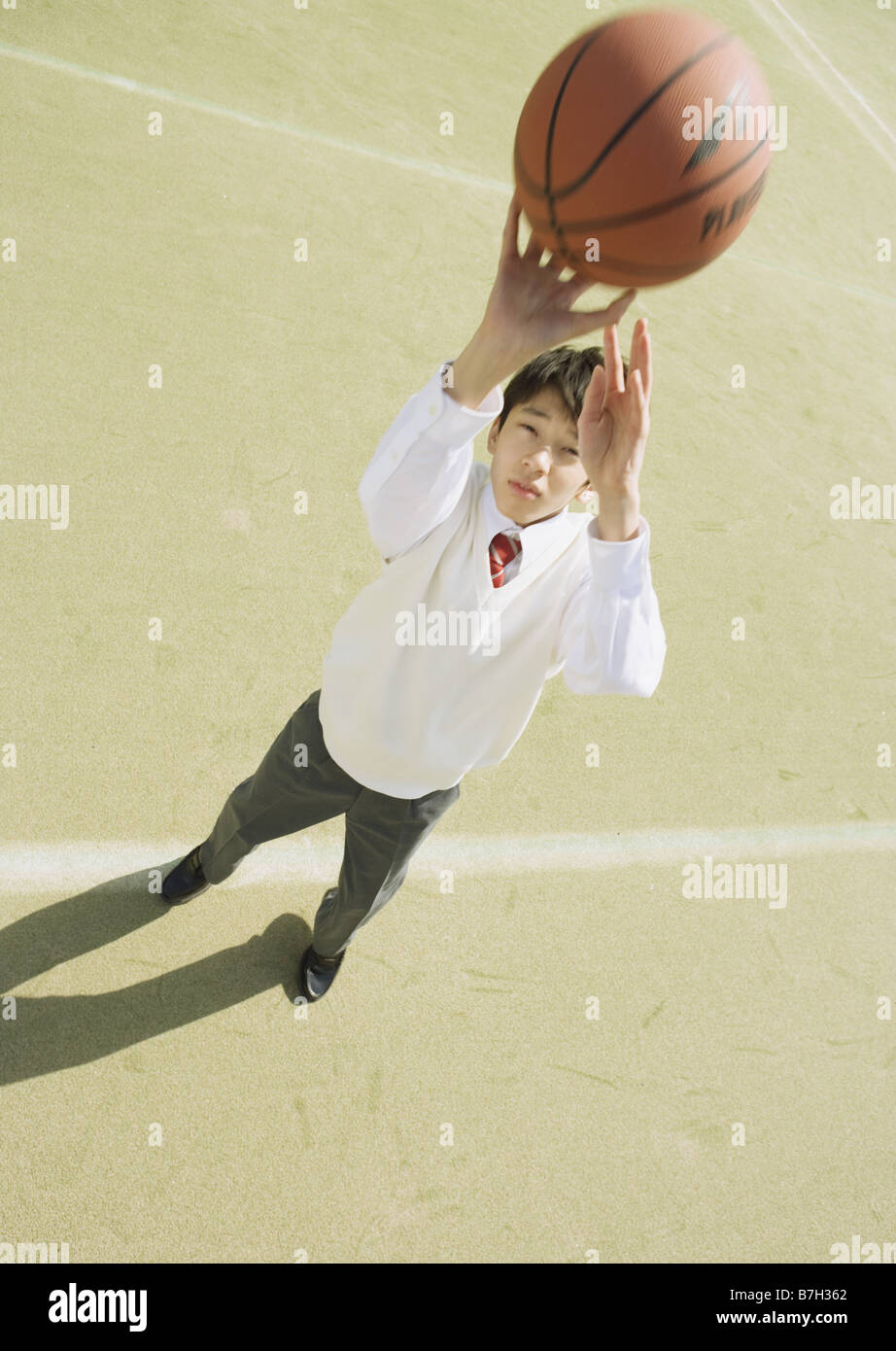 Schuljunge Basketball spielen Stockfotografie - Alamy