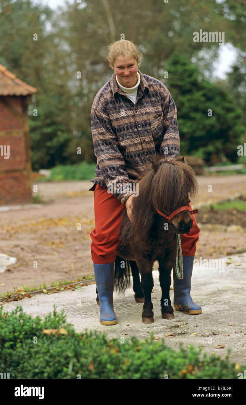 Woman shetland pony horse -Fotos und -Bildmaterial in hoher Auflösung ...