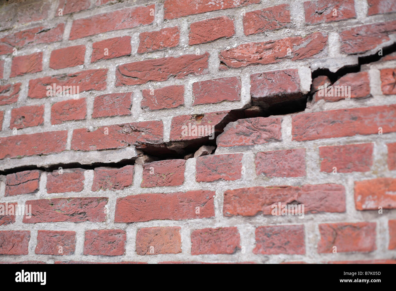 Broken wall -Fotos und -Bildmaterial in hoher Auflösung – Alamy