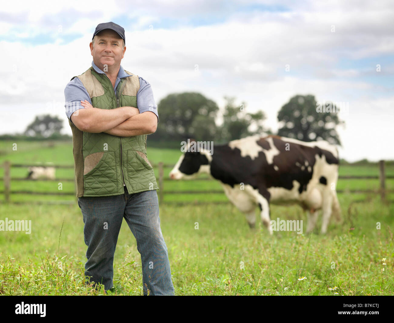 Mann mit einer kuh -Fotos und -Bildmaterial in hoher Auflösung – Alamy