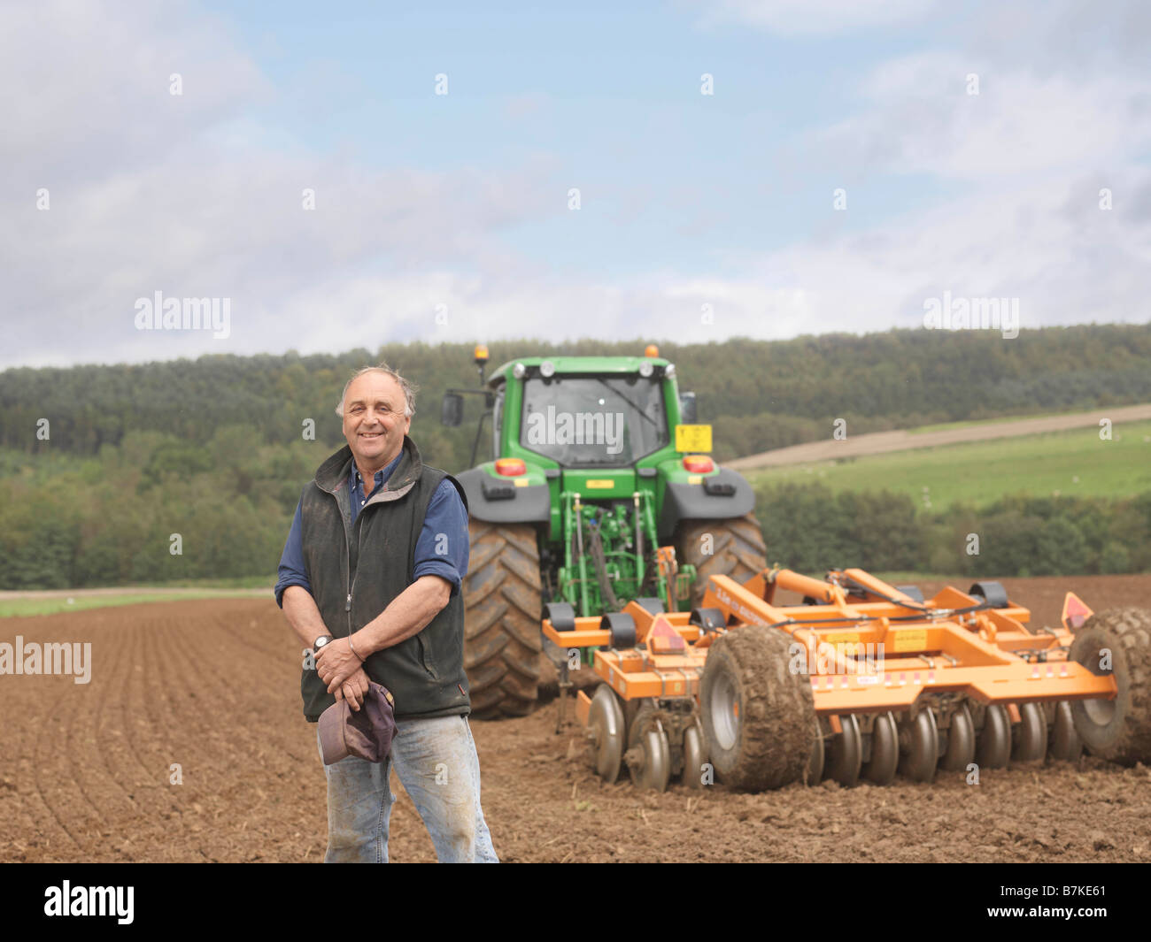 Traktor im feld -Fotos und -Bildmaterial in hoher Auflösung – Alamy