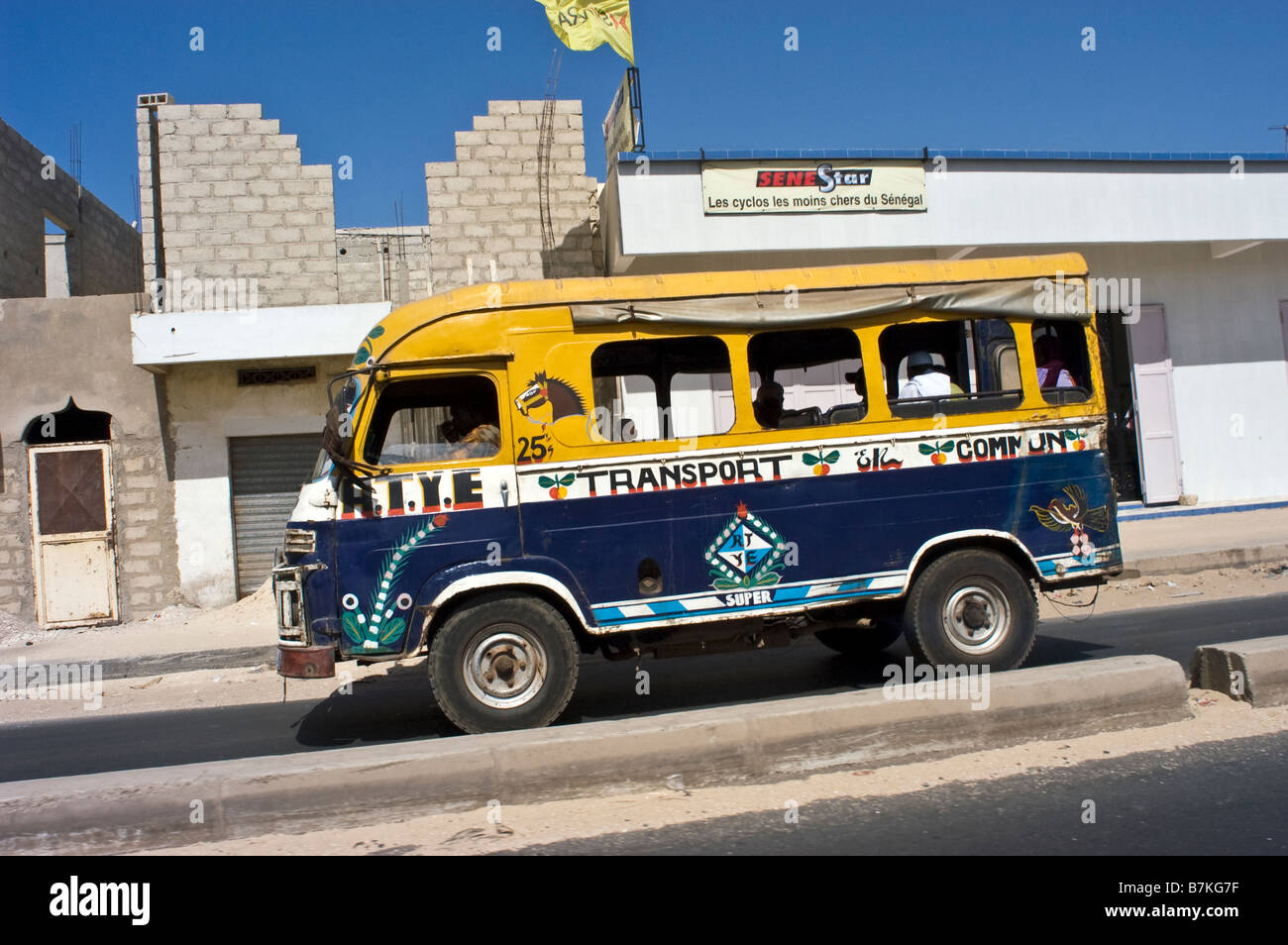 Public bus senegal -Fotos und -Bildmaterial in hoher Auflösung – Alamy