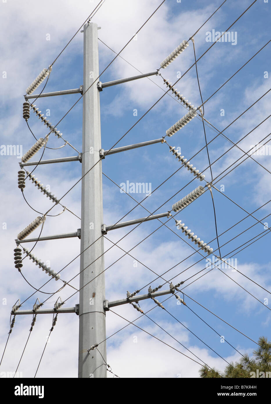 große elektrische Strommast mit vielen Leitungen gegen Himmel backgound ...