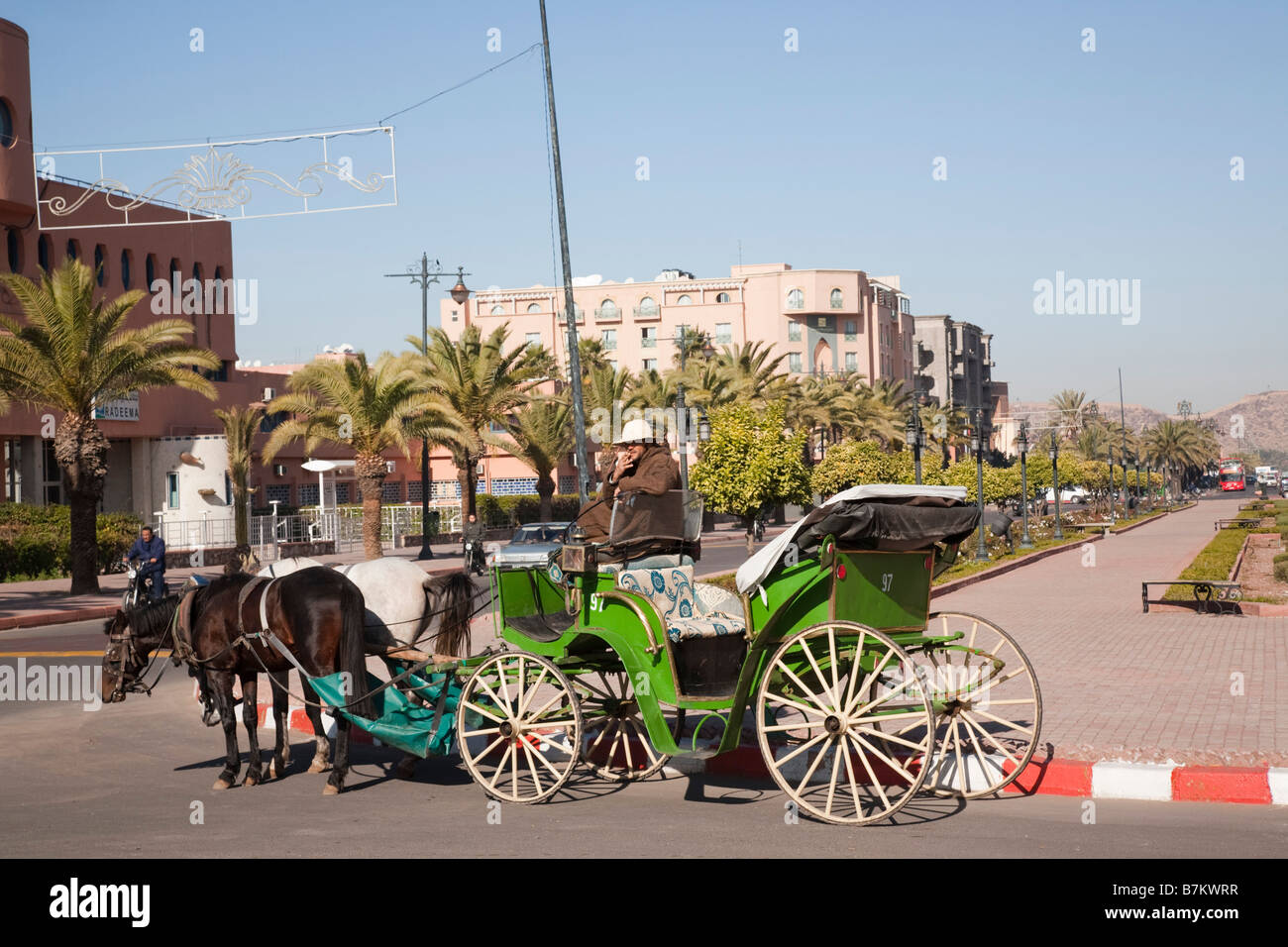 Marrakesch Marokko Caleche Pferdekutsche auf breiten Avenue Mohammed Vl ...