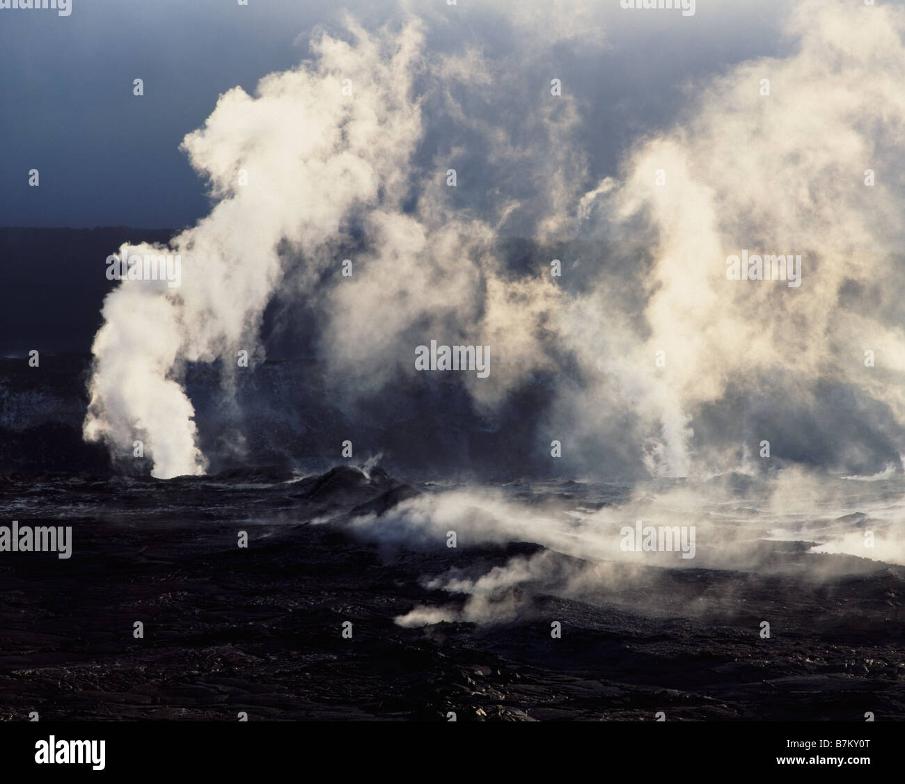 Fumarolen im gegenlicht -Fotos und -Bildmaterial in hoher Auflösung – Alamy