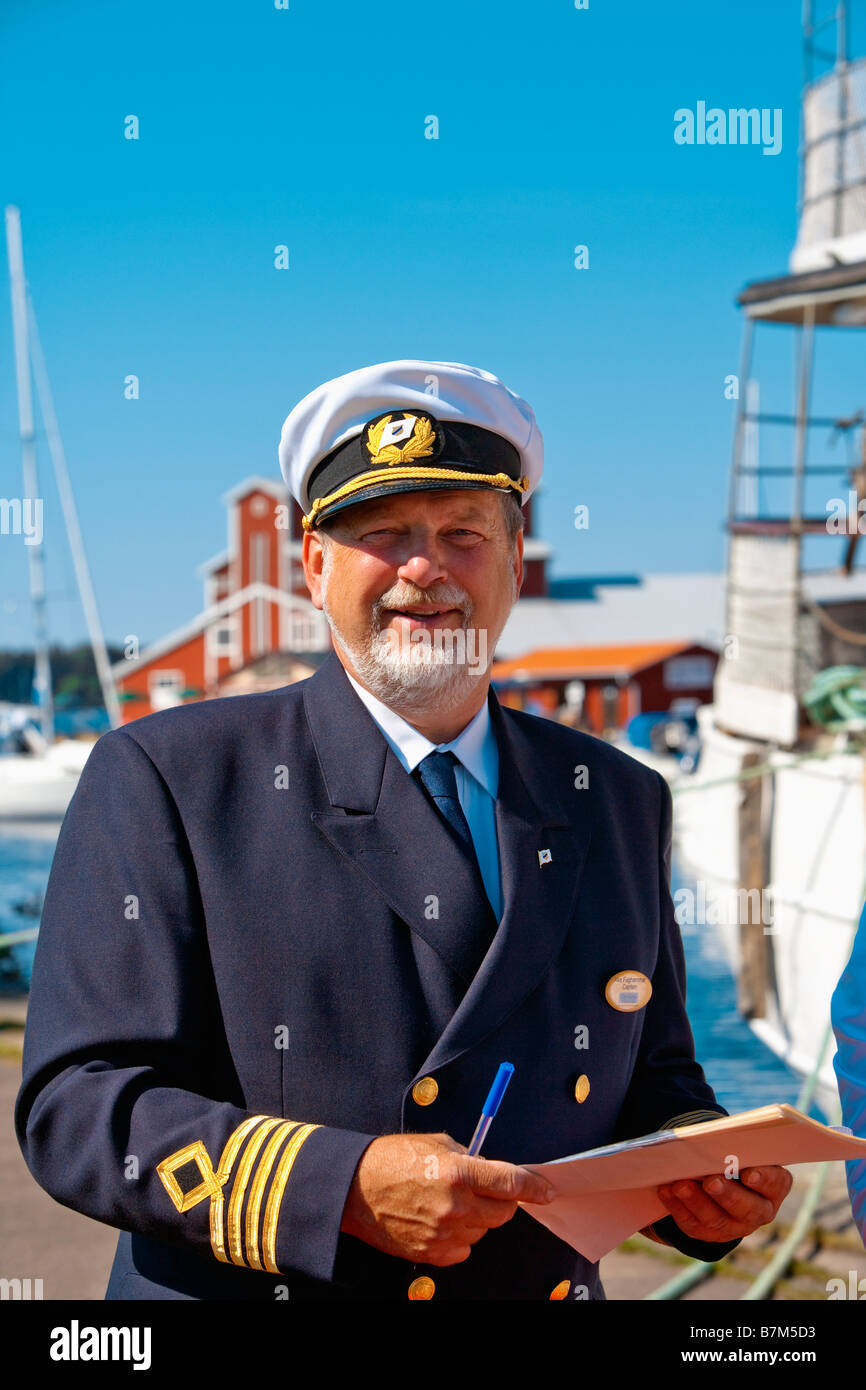 Ship captain uniform sweden -Fotos und -Bildmaterial in hoher Auflösung ...