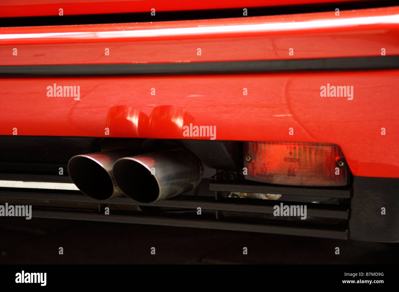 Roter ferrari auspuff -Fotos und -Bildmaterial in hoher Auflösung – Alamy