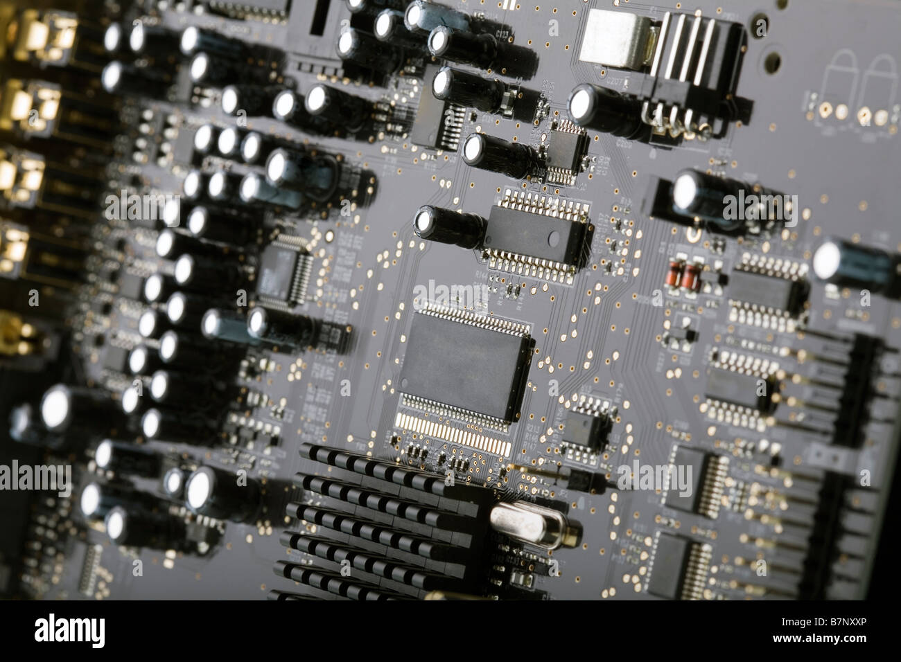Nahaufnahme von einer Computer-Platine mit vielen elektronischen ...
