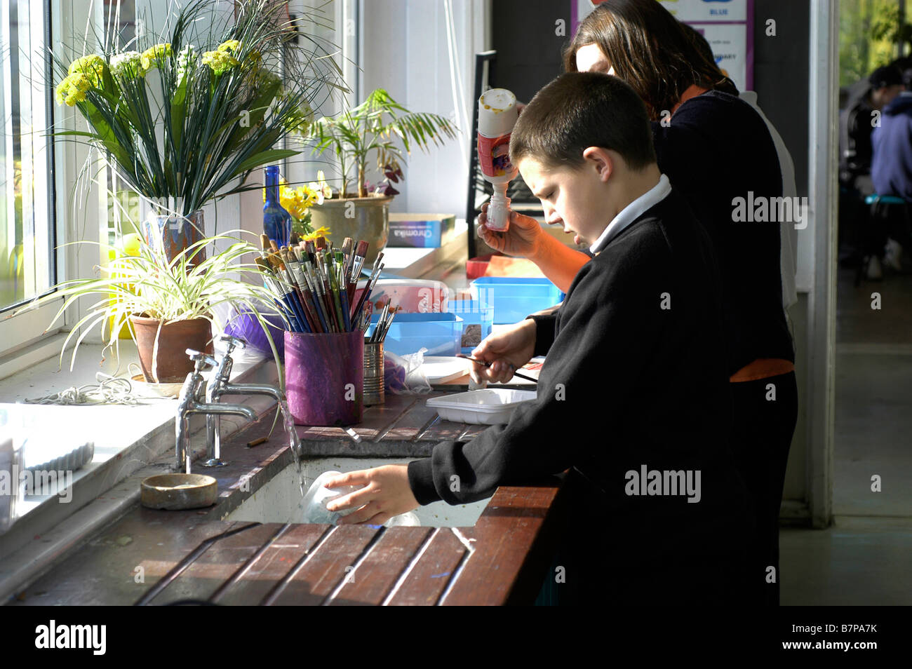 Schülerinnen und Schüler im Kunstunterricht der Realschule ...