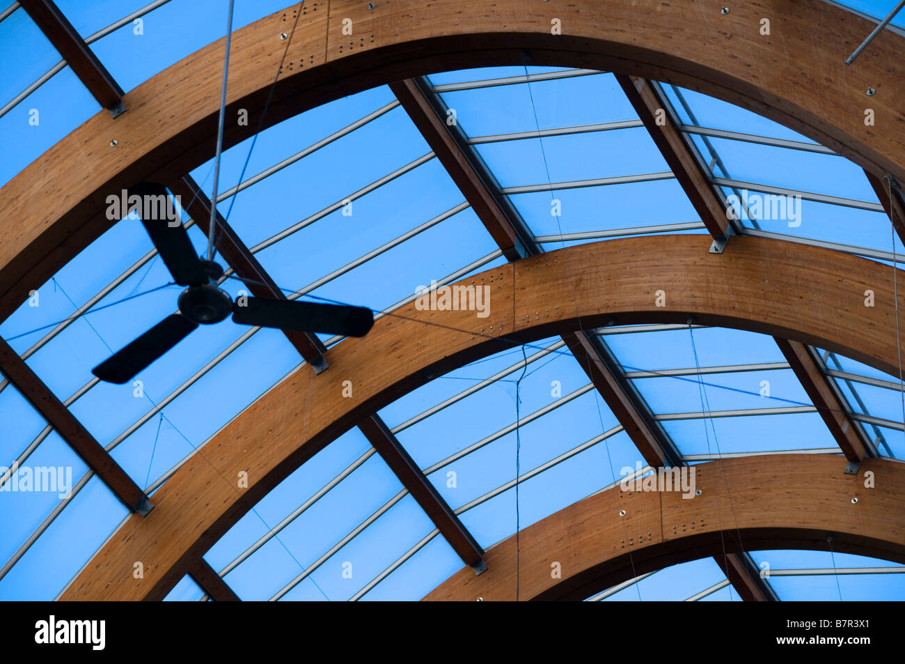Gebogener dachabschnitt -Fotos und -Bildmaterial in hoher Auflösung – Alamy