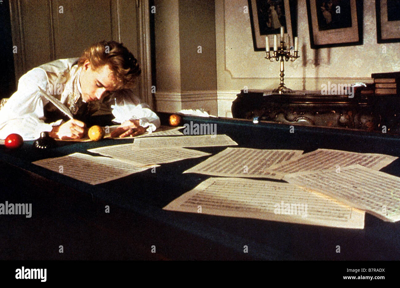 Amadeus mozart tom hulce -Fotos und -Bildmaterial in hoher Auflösung ...