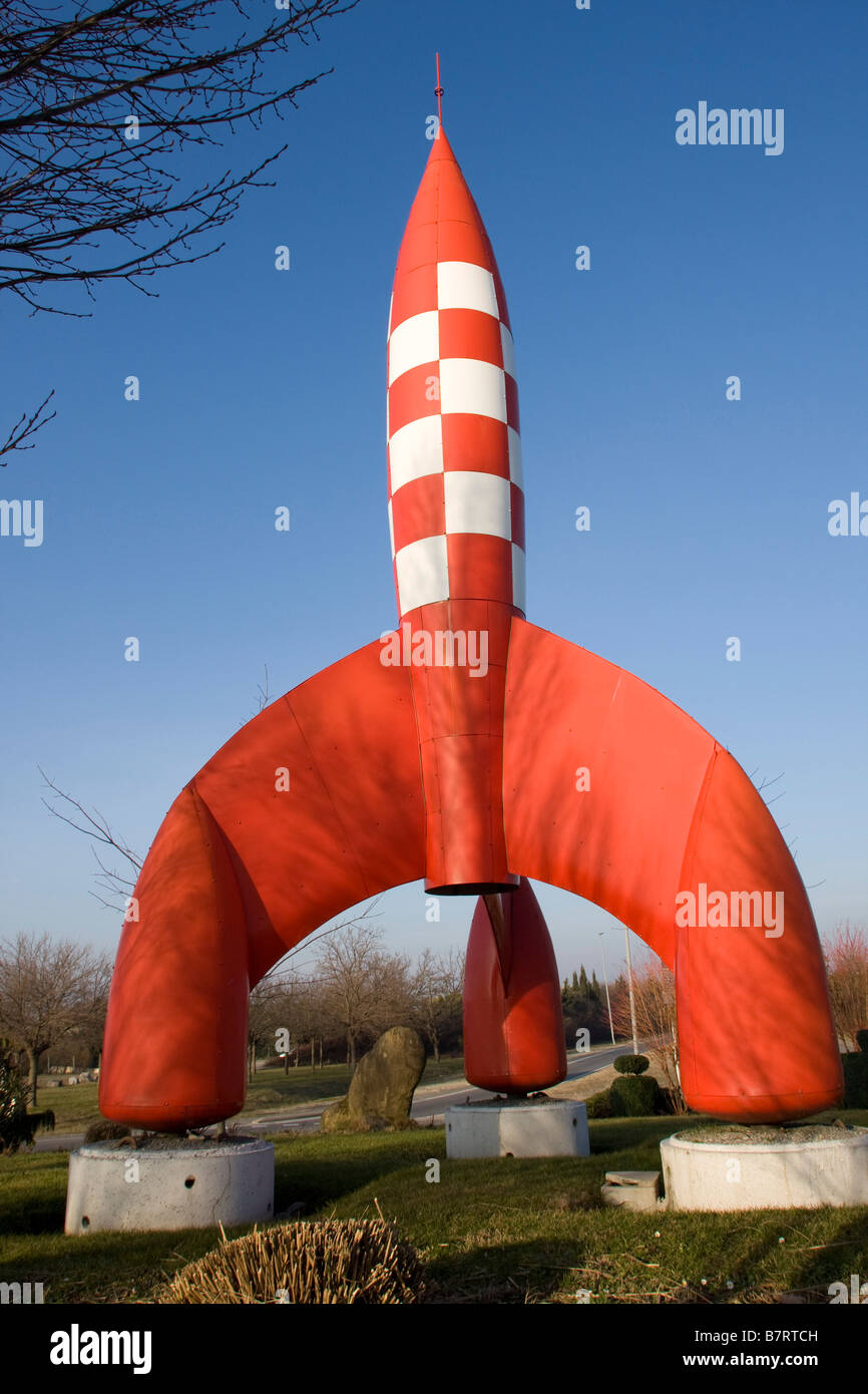 Rote und weiße Rakete Modell. blauer Himmel. Tim und Struppi Hergé ...