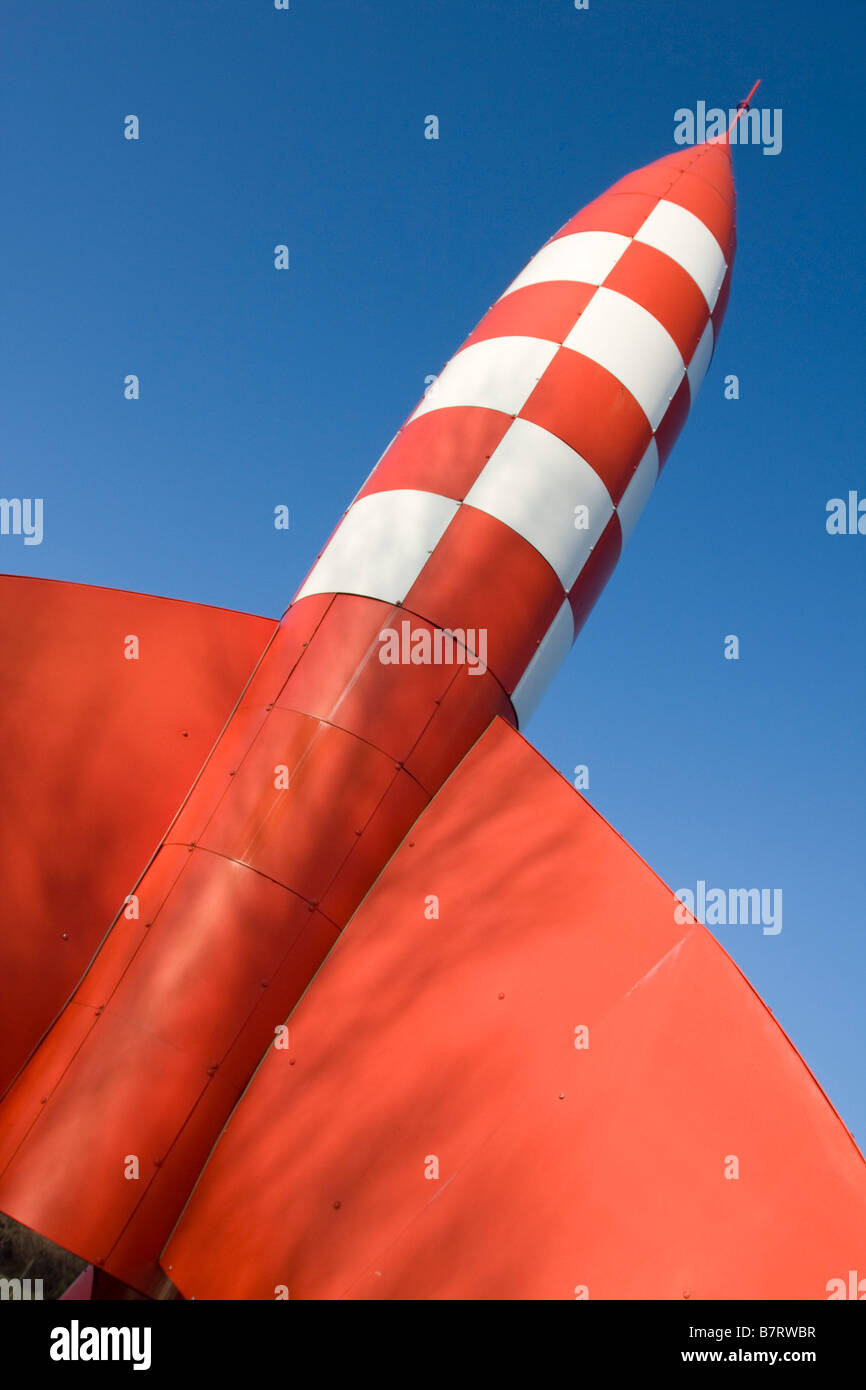 Rote und weiße Rakete Modell. blauer Himmel. Tim und Struppi Hergé ...