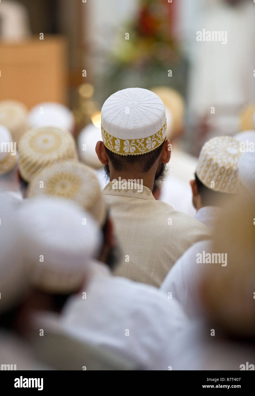 Männer tragen traditionelle weiße drei Stück Outfit und weiß-gold-Cap ...