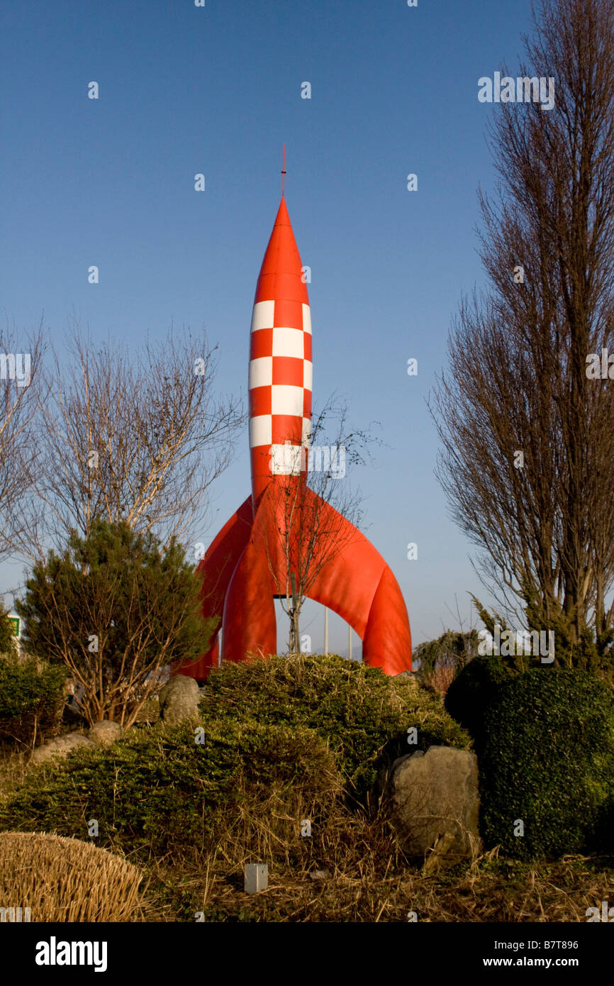 Rote und weiße Rakete Modell. blauer Himmel. Tim und Struppi Hergé ...