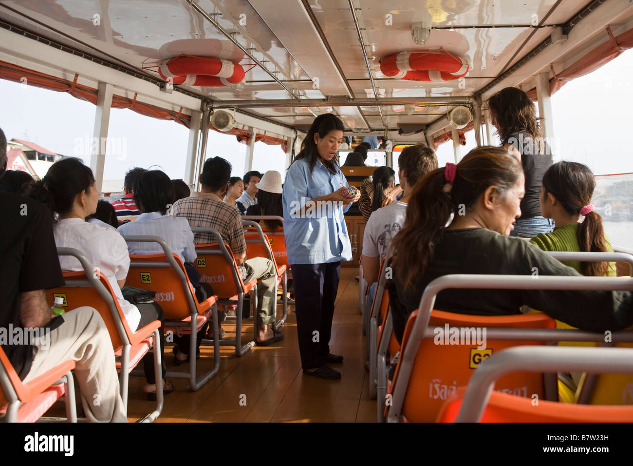 Ticket Collector am Chao Phraya River Boat Service Bangkok ...