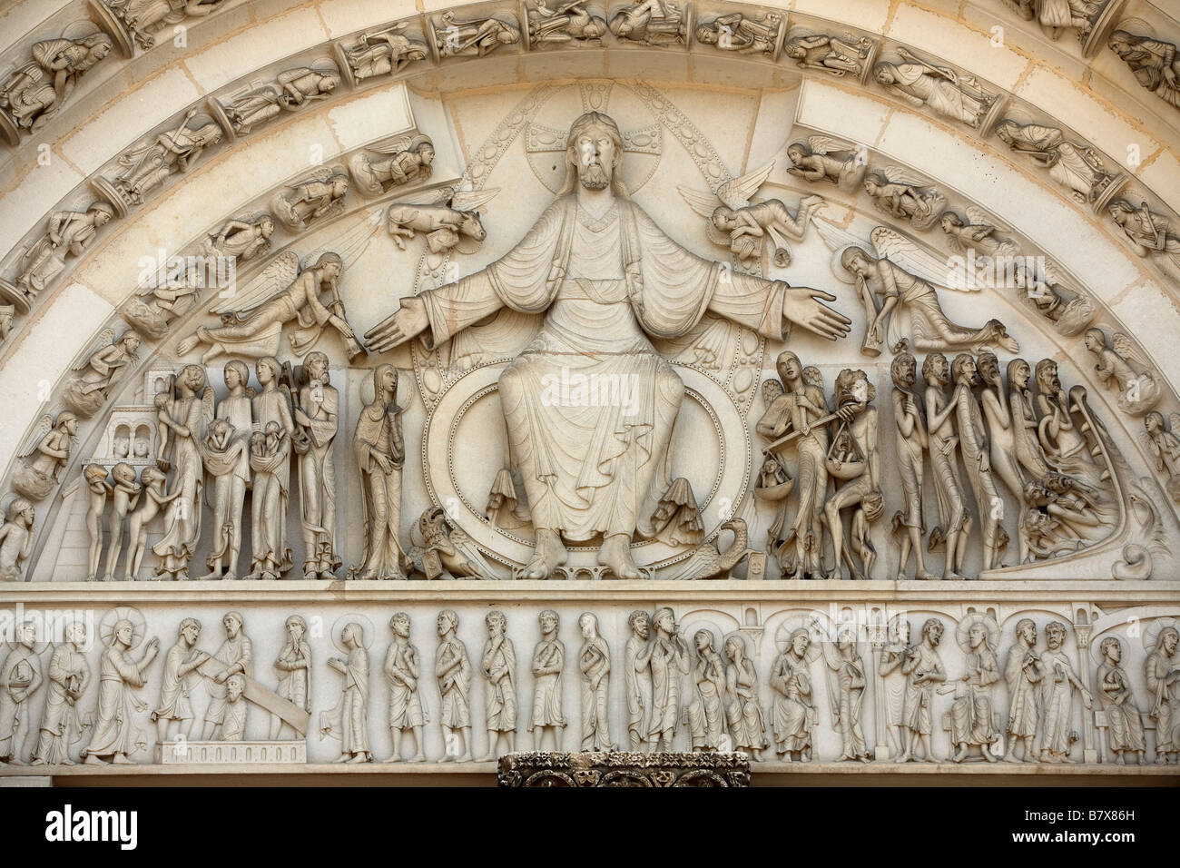 TYMPANON DER BASILIKA SAINTE MADELEINE VEZELAY BOURGOGNE FRANKREICH ...