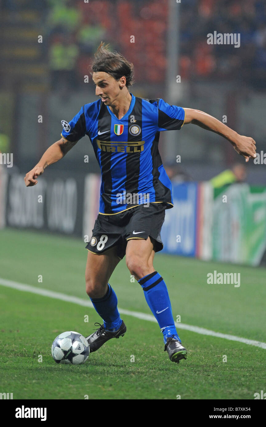 Zlatan ibrahimovic milan -Fotos und -Bildmaterial in hoher Auflösung ...
