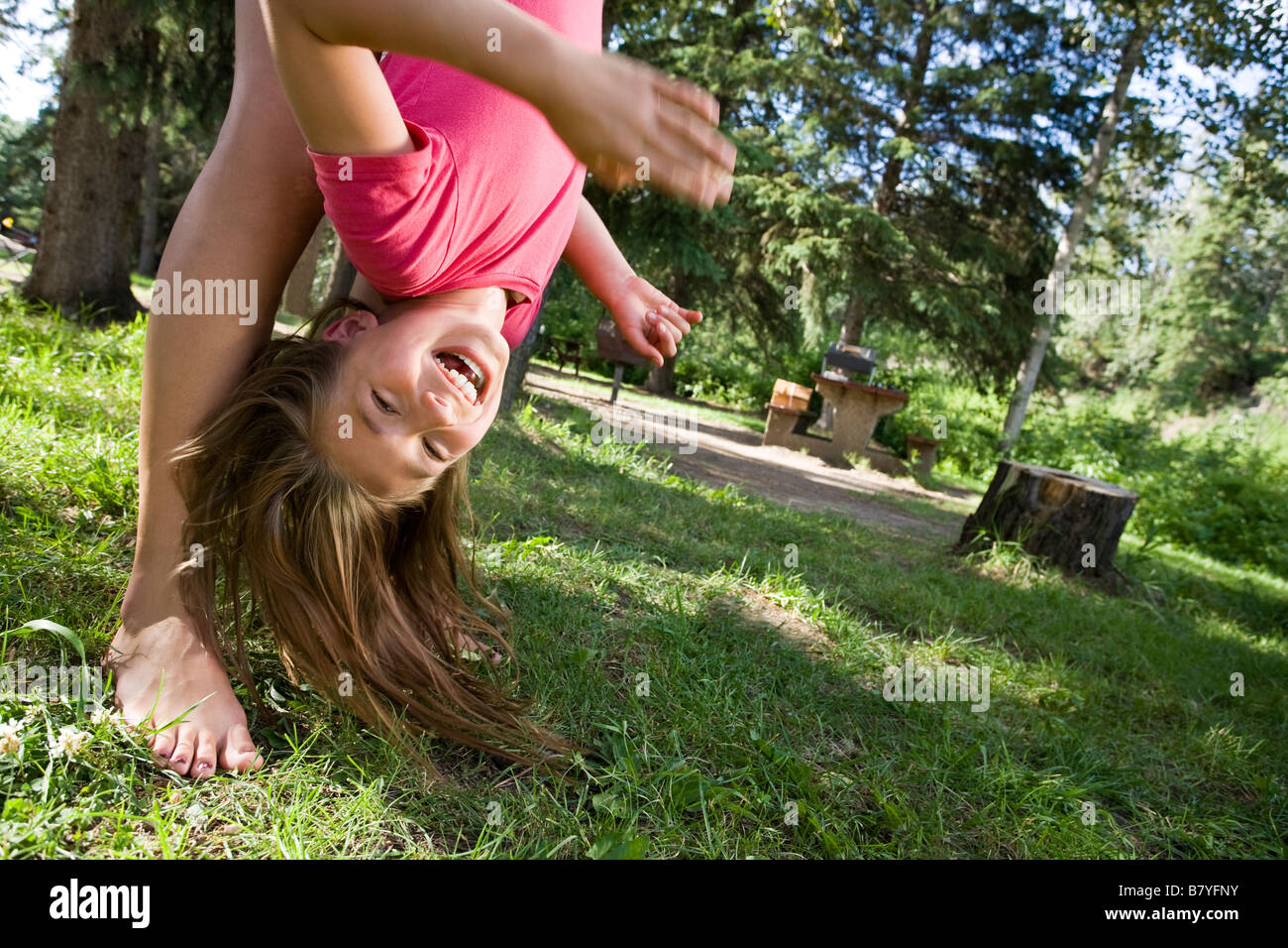 Mädchen machen einen flip Stockfotografie - Alamy