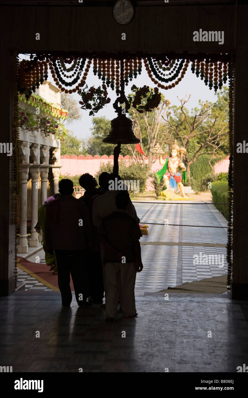 Anbeter ring Bell Rani Sati Tempel Jhunjhunu Rajasthan Indien ...