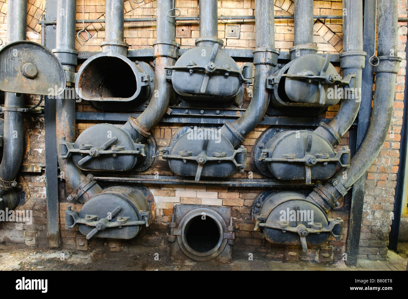 Gas-Retorten und Schornsteine auf Ofen am ehemaligen Gaswerks, heute ...