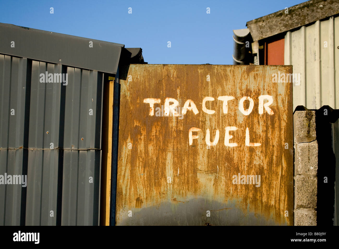 Traktor mit tank -Fotos und -Bildmaterial in hoher Auflösung – Alamy