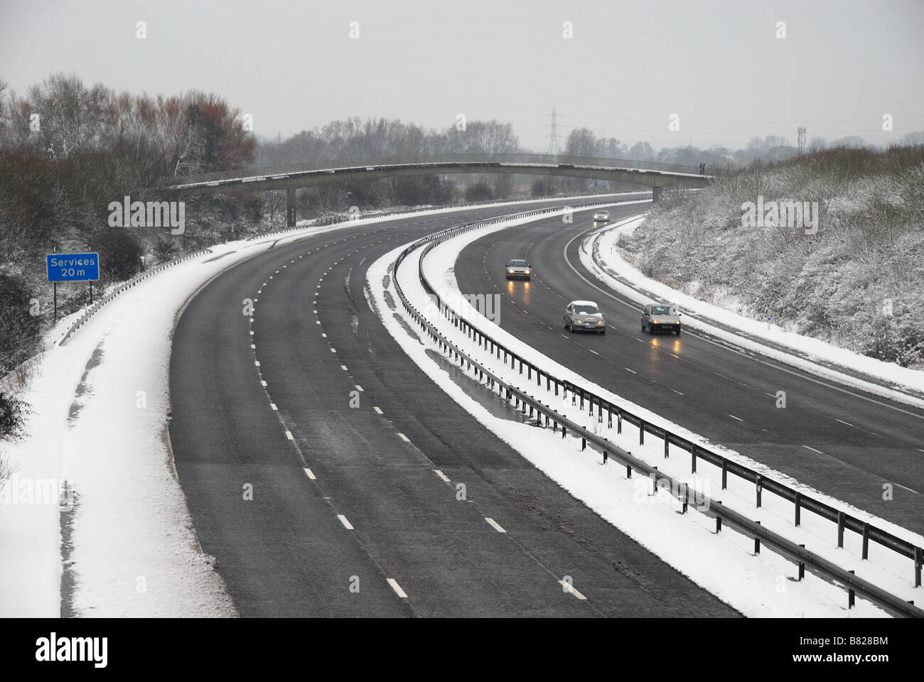 Autobahn schnee verkehr -Fotos und -Bildmaterial in hoher Auflösung – Alamy