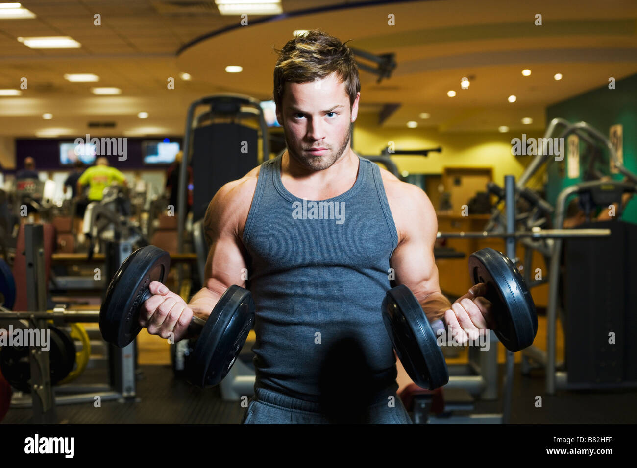 Bodybuilder hat Bizeps locken im Fitness-Studio, Muskeln wachsen ...