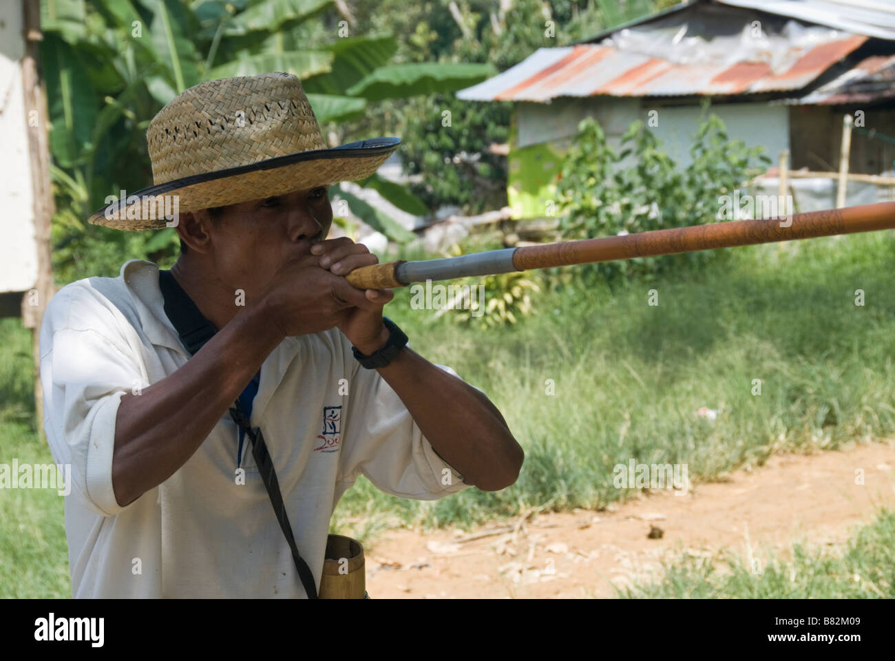 Blowpipe hunting -Fotos und -Bildmaterial in hoher Auflösung – Alamy