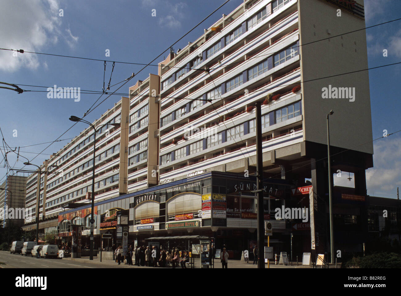 Berlin, 60er Jahre Wohnblock an der Liebknecht-Straße, mit Blick auf ...