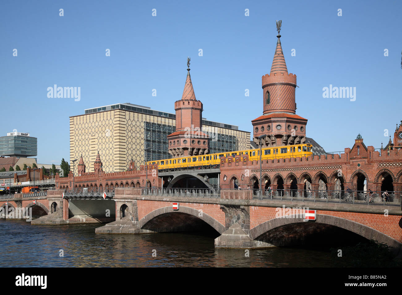 Oberbaum bruecke -Fotos und -Bildmaterial in hoher Auflösung – Alamy