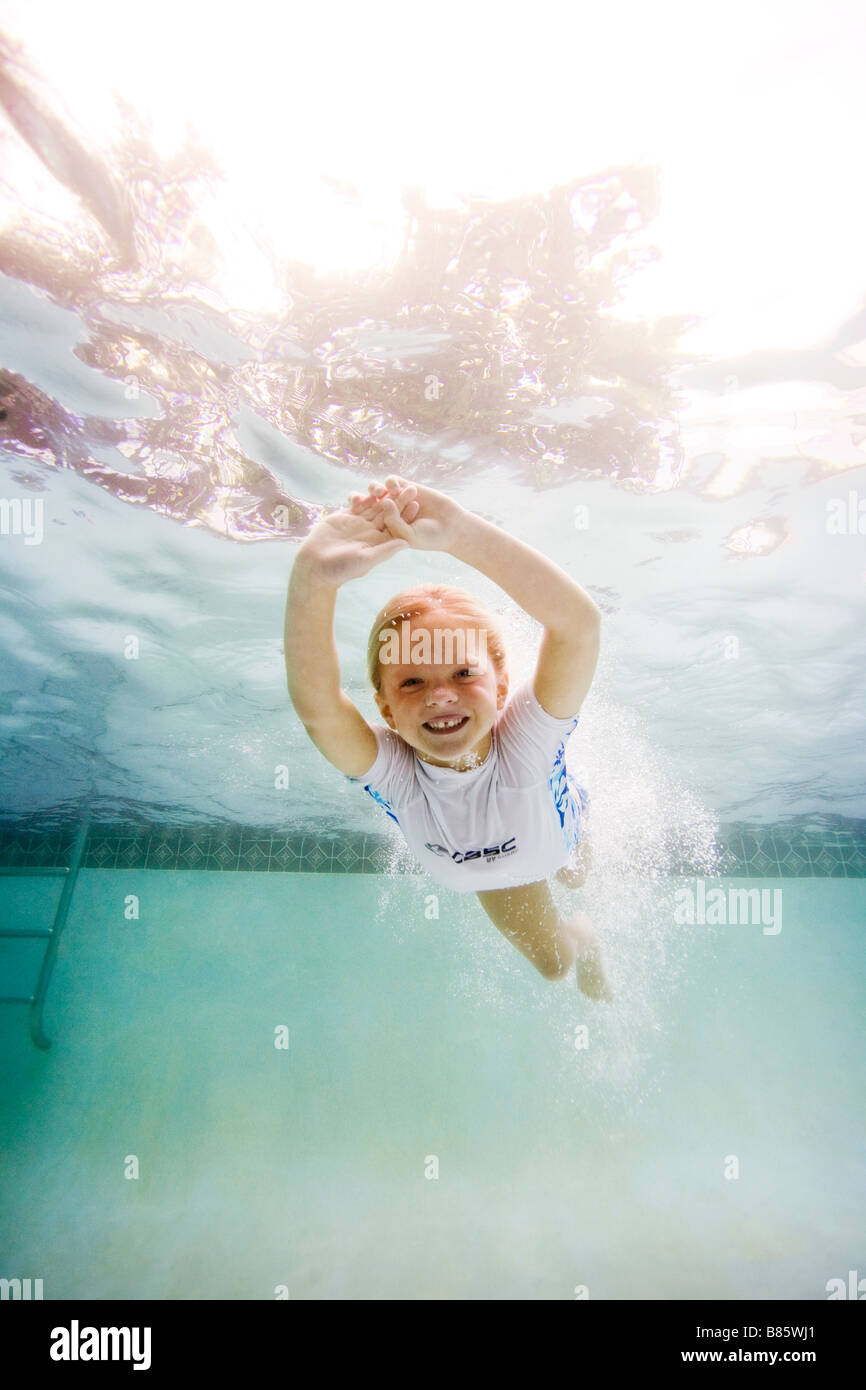 Kind im pool Stockfotografie - Alamy